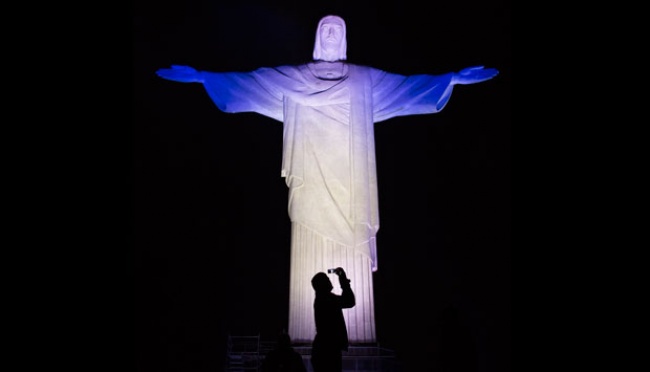 Warna-warni Timnas di Patung Kristus Rio de Janeiro | tempo.co