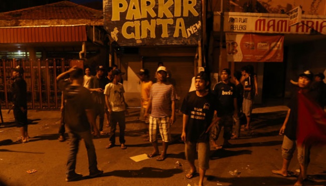 Warga dan PSK Blokade Jalan Dolly | tempo.co