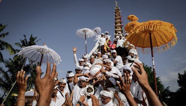 Thousands Gather for Royal Cremation in Bali's Oldest Kingdom - foto En ...