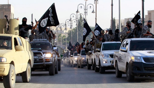 Pasukan ISIS Berparade dengan Kendaraan Militer | tempo.co