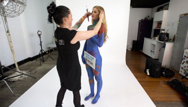 Tubuh Seksi Model Ini Rela DIlukis Untuk Kampanye | tempo.co