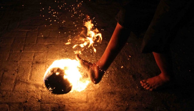 Serunya Bermain Sepak Bola Api | tempo.co