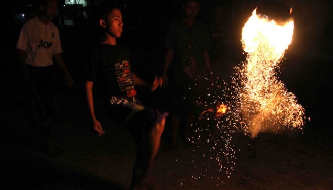 Serunya Bermain Sepak Bola Api | tempo.co