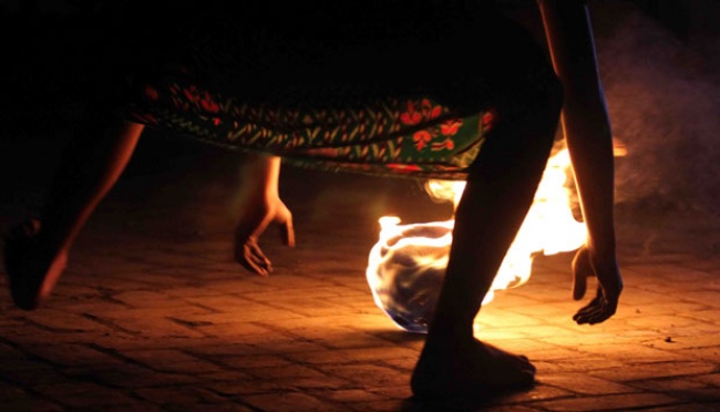 Serunya Bermain Sepak Bola Api | tempo.co