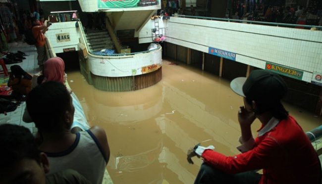 H-1 Lebaran Pasar Cipulir Terendam Banjir | tempo.co