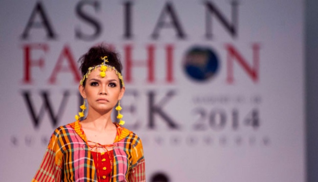 Rancangan Bibi Russell jadi Penutup Asian Fashion Week 2014 | tempo.co