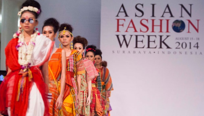 Rancangan Bibi Russell jadi Penutup Asian Fashion Week 2014 | tempo.co