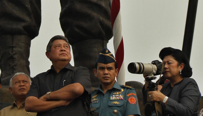 Bu Ani Sibuk Memotret, SBY Resmikan Simbol Perdamaian Dunia | tempo.co