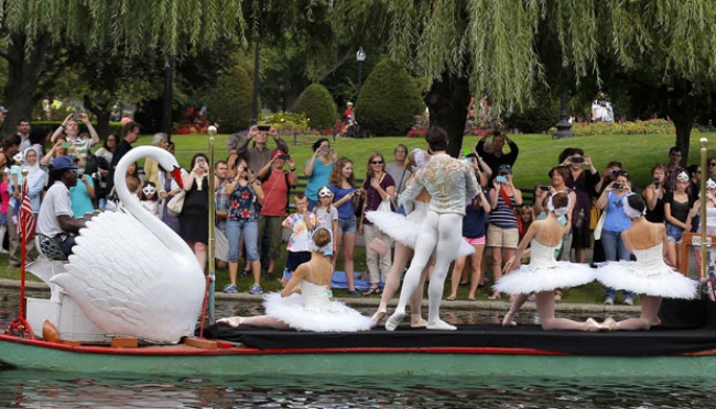 Menari Balet di Atas Perahu Angsa | tempo.co