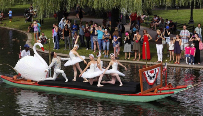 Menari Balet di Atas Perahu Angsa | tempo.co
