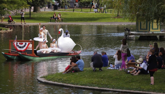 Menari Balet di Atas Perahu Angsa | tempo.co
