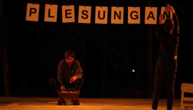 Seniman Performance Art Dunia Pentas di Kebun | tempo.co