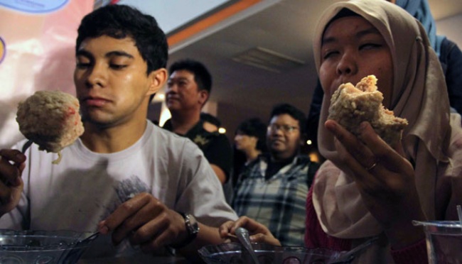 Serunya Lomba Makan Bakso Jumbo | tempo.co
