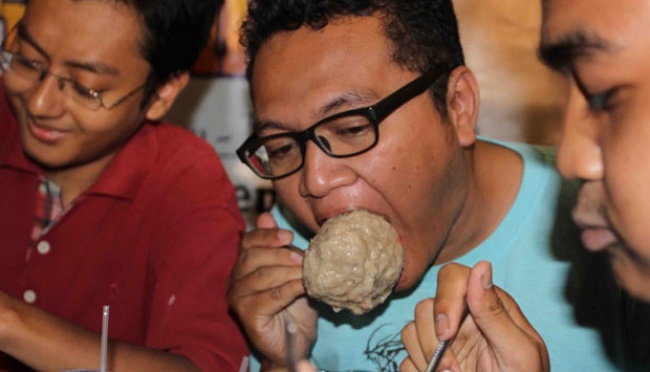 Serunya Lomba Makan Bakso Jumbo | tempo.co