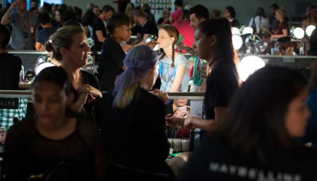Mengintip Persiapan Model di Peragaan Busana DKNY | tempo.co