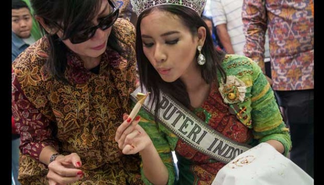 Aksi Puteri Indonesia Membatik di Banyuwangi Batik Festival | tempo.co