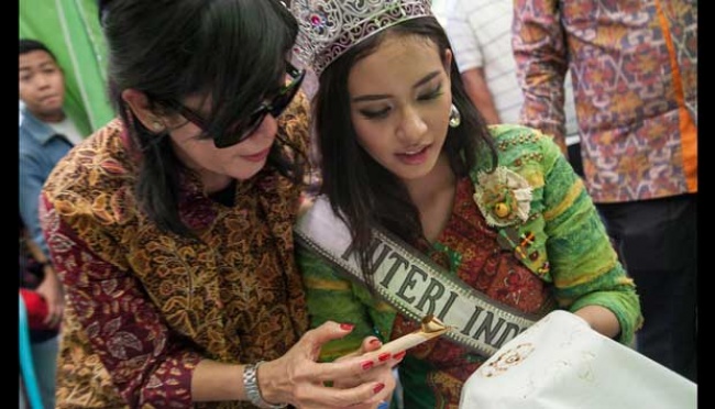 Aksi Puteri Indonesia Membatik di Banyuwangi Batik Festival | tempo.co