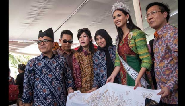 Aksi Puteri Indonesia Membatik di Banyuwangi Batik Festival | tempo.co