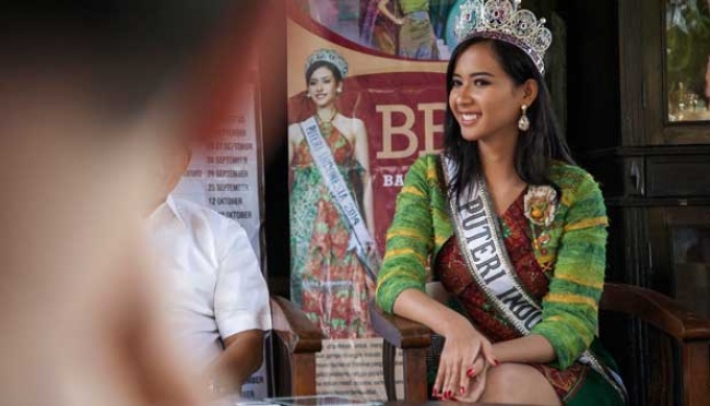Aksi Puteri Indonesia Membatik di Banyuwangi Batik Festival | tempo.co