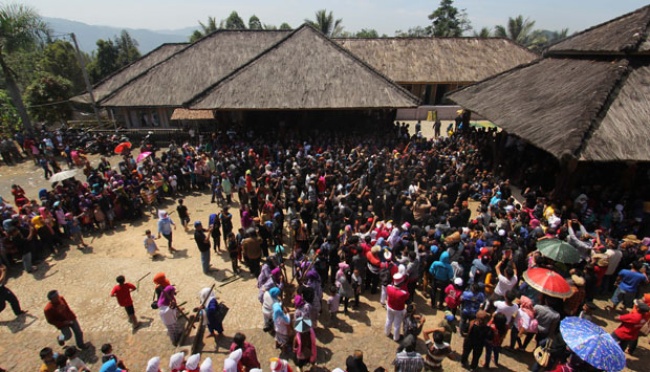 Prosesi Upacara Adat Seren Taun | tempo.co