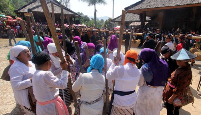 Prosesi Upacara Adat Seren Taun | tempo.co