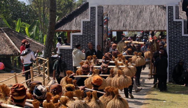 Prosesi Upacara Adat Seren Taun | tempo.co