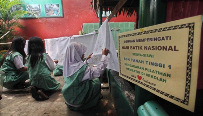 Hari Batik Nasional, Siswa SD Belajar Membatik | tempo.co