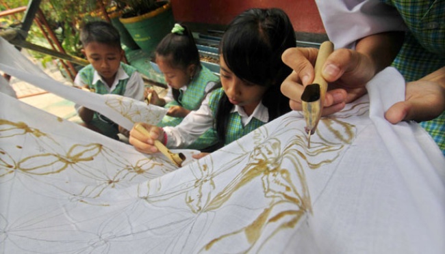 Hari Batik Nasional, Siswa SD Belajar Membatik | tempo.co