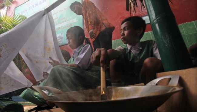 Hari Batik Nasional, Siswa SD Belajar Membatik | tempo.co