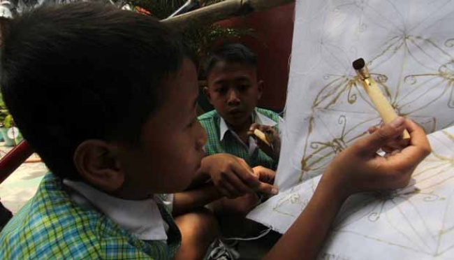 Hari Batik Nasional, Siswa SD Belajar Membatik | tempo.co