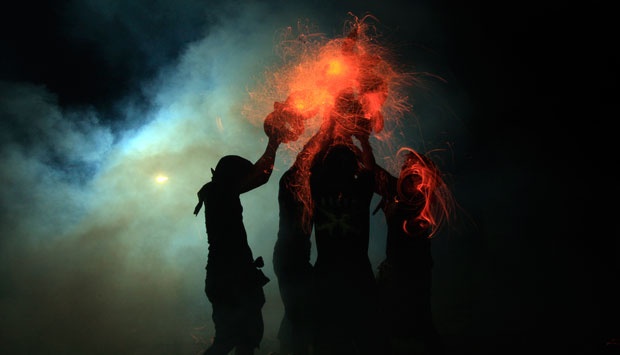 'Mesabatan Api', a Sacred Firefighting Ritual in Bali - foto En.tempo.co