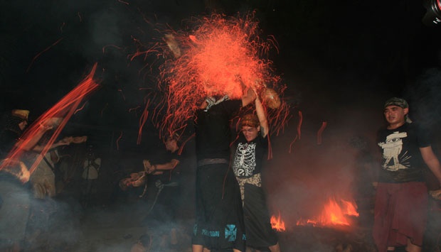 'Mesabatan Api', a Sacred Firefighting Ritual in Bali - foto En.tempo.co