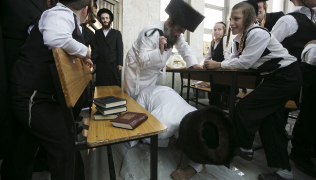 Menengok Malkot Tradisi Sebelum Yom Kippur | tempo.co