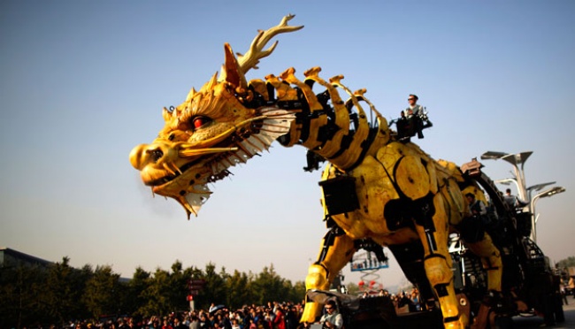 Robot Naga Raksasa Berkeliaran di Cina | tempo.co