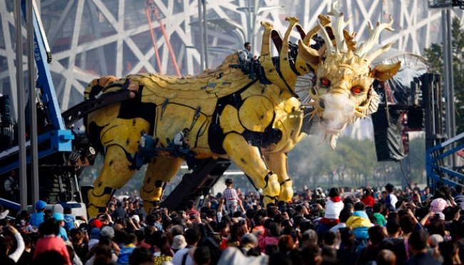 Robot Naga Raksasa Berkeliaran di Cina | tempo.co