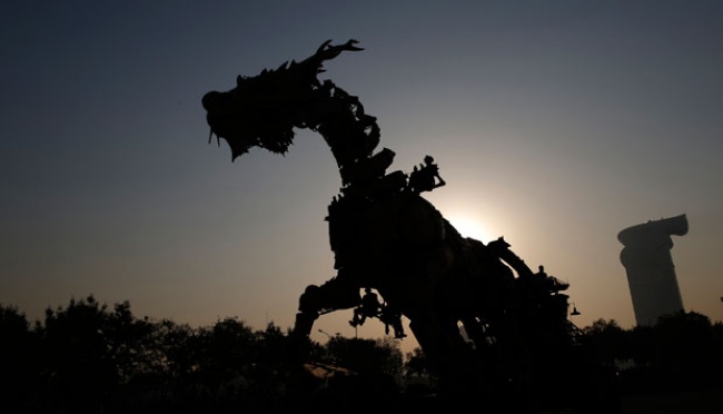 Robot Naga Raksasa Berkeliaran di Cina | tempo.co