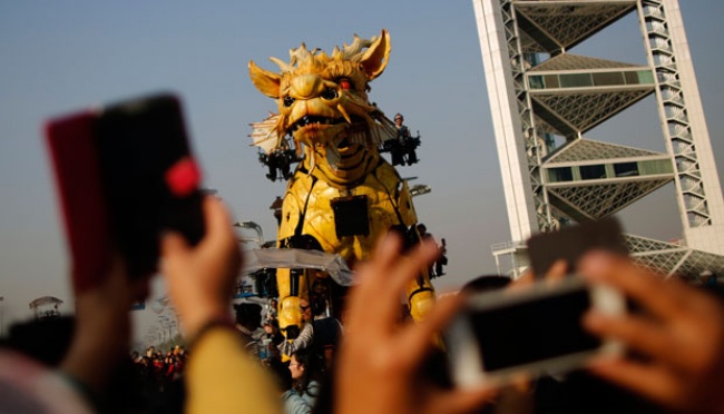 Robot Naga Raksasa Berkeliaran di Cina | tempo.co