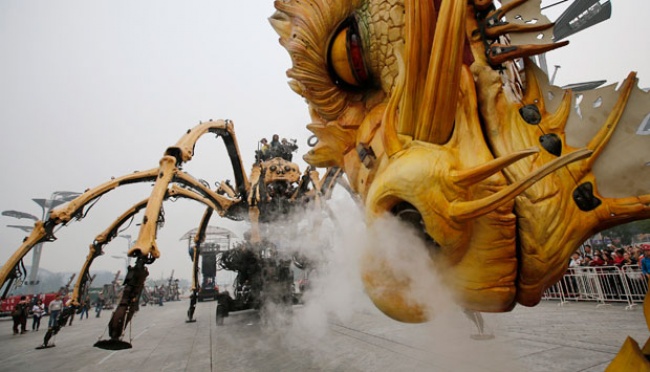 Robot Naga Raksasa Berkeliaran di Cina | tempo.co