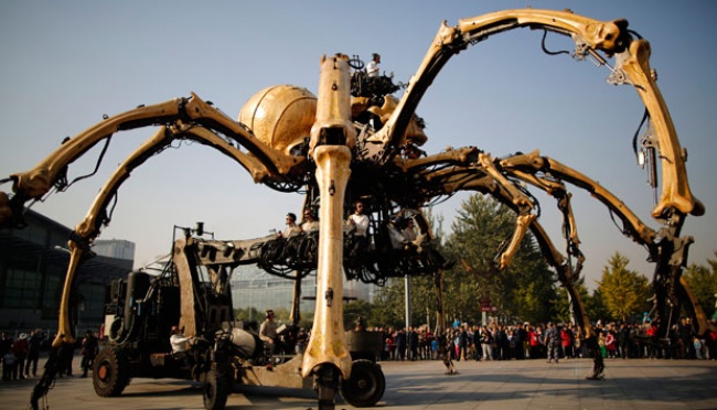 Robot Naga Raksasa Berkeliaran di Cina | tempo.co