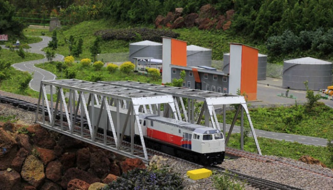 Melihat Miniatur Kereta Api Terbesar di Indonesia | tempo.co