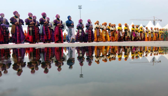 407 Penari Meriahkan Hari Jadi kota Makassar ke 407 | tempo.co