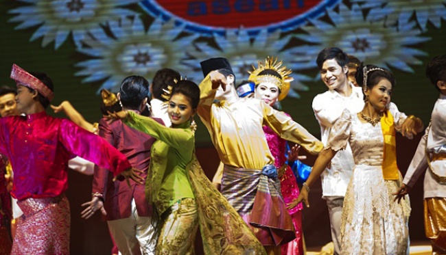 Tarian Multi Etnis Sambut Pembukaan KTT ASEAN | tempo.co