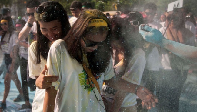 Taburan Tepung Warna, Bikin The Color Run Keren | tempo.co