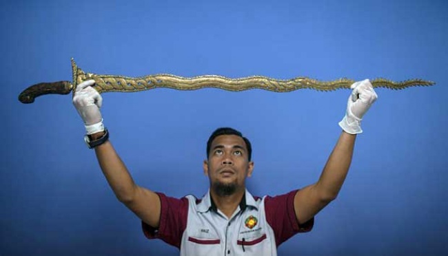 `Hanya Bisa Disentuh Laki-laki`, Pedang Indonesia Dipamerkan di ...