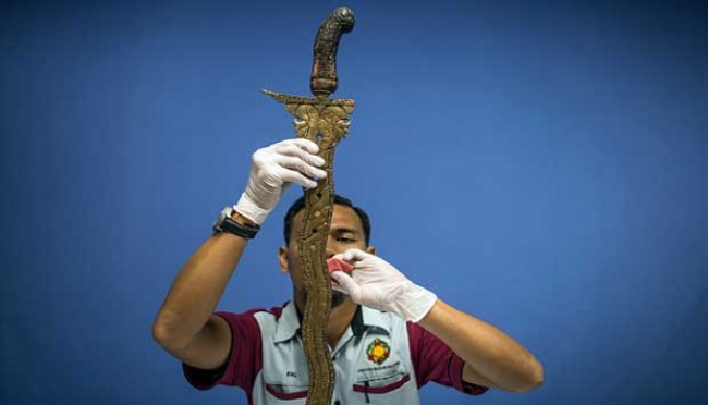 `Hanya Bisa Disentuh Laki-laki`, Pedang Indonesia Dipamerkan di ...