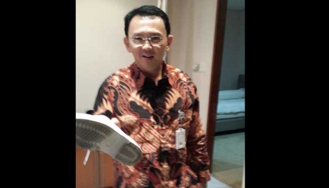 Ahok Pamerkan Sepatu untuk Pelantikannya Sebagai Gubernur | tempo.co