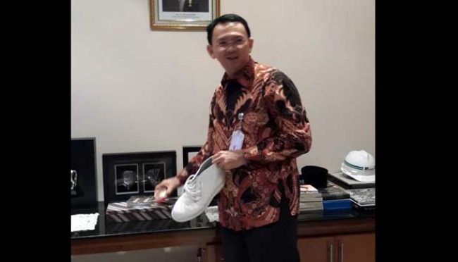 Ahok Pamerkan Sepatu untuk Pelantikannya Sebagai Gubernur | tempo.co