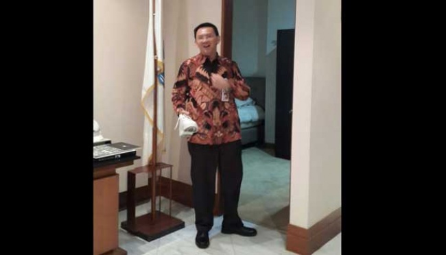 Ahok Pamerkan Sepatu untuk Pelantikannya Sebagai Gubernur | tempo.co