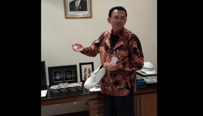 Ahok Pamerkan Sepatu untuk Pelantikannya Sebagai Gubernur | tempo.co
