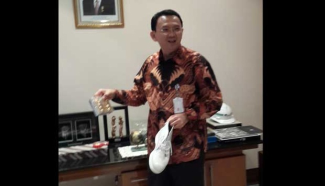 Ahok Pamerkan Sepatu untuk Pelantikannya Sebagai Gubernur | tempo.co